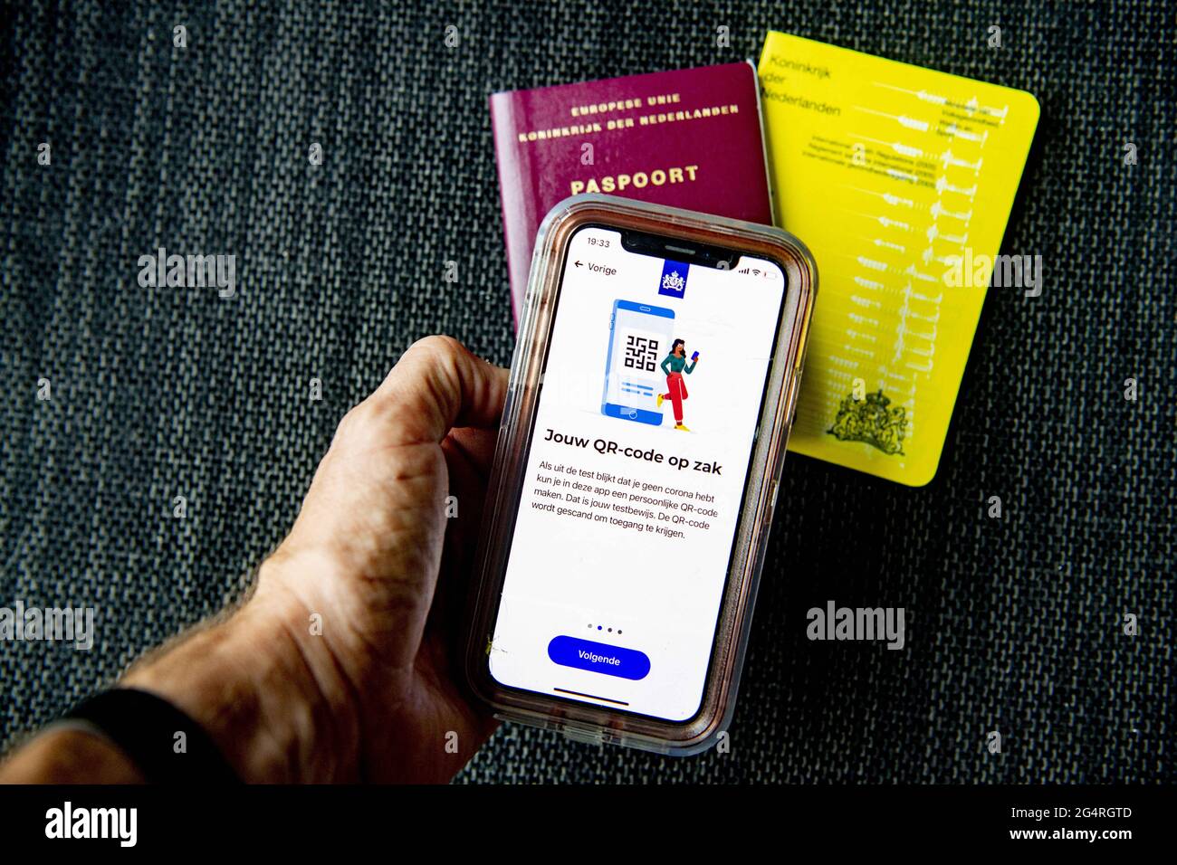 The corona check app with a QR code with which you can travel again and ...