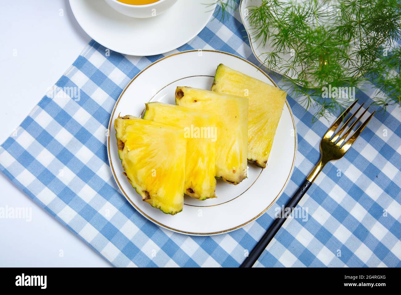 Pineapple ring plate hi-res stock photography and images - Alamy