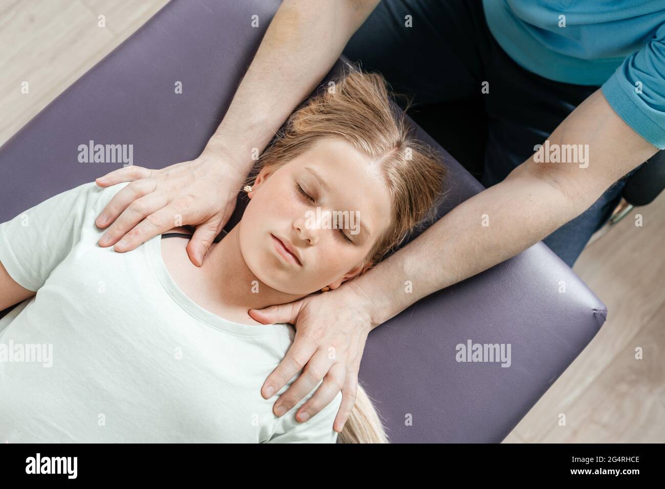 Craniosacral therapy practitioner giving a female patient CST ...
