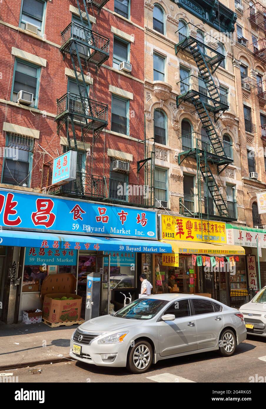 Bustling city life hi-res stock photography and images - Alamy