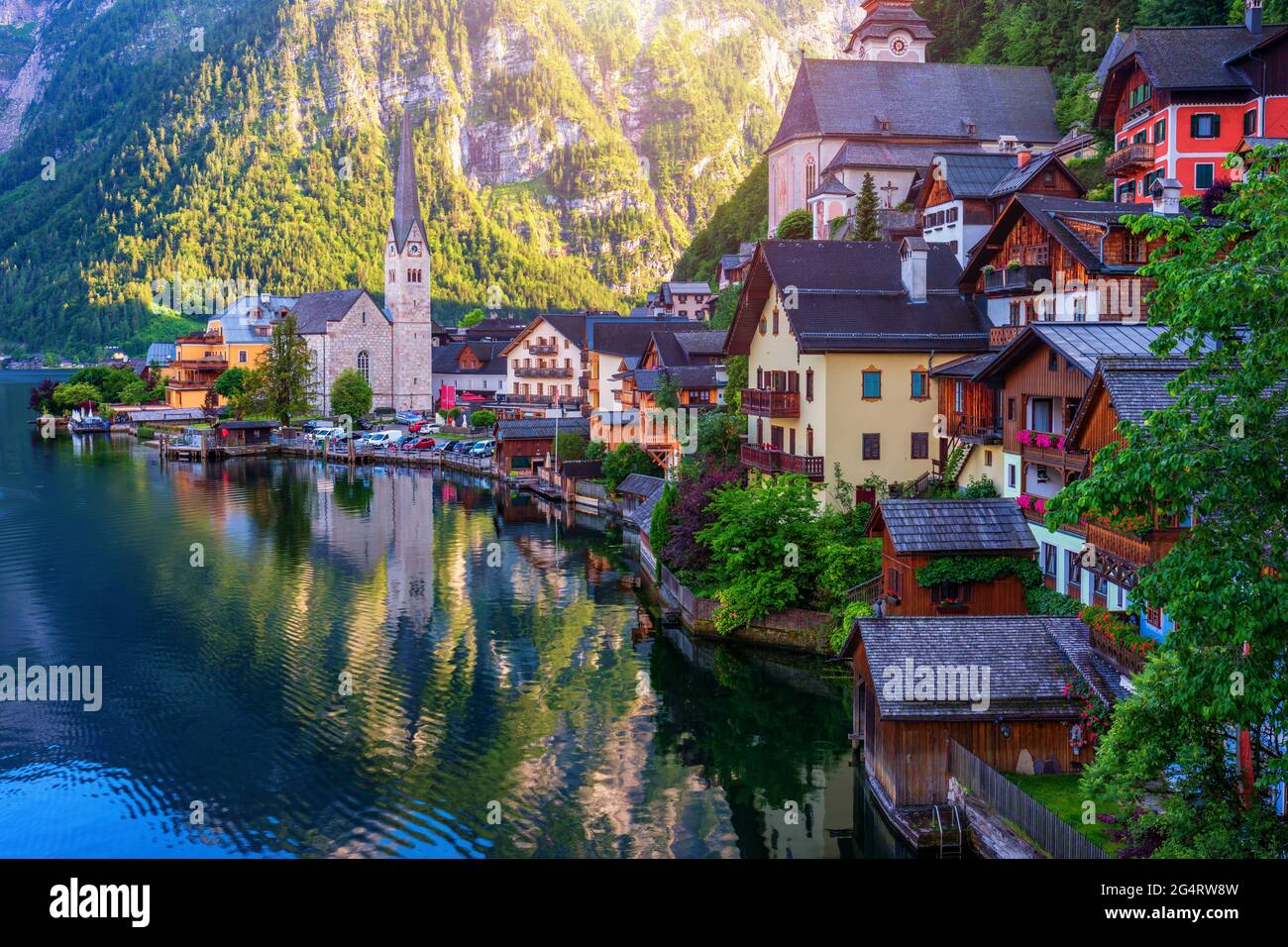 Scenic picture-postcard view of famous Hallstatt mountain village in the Austrian Alps ...