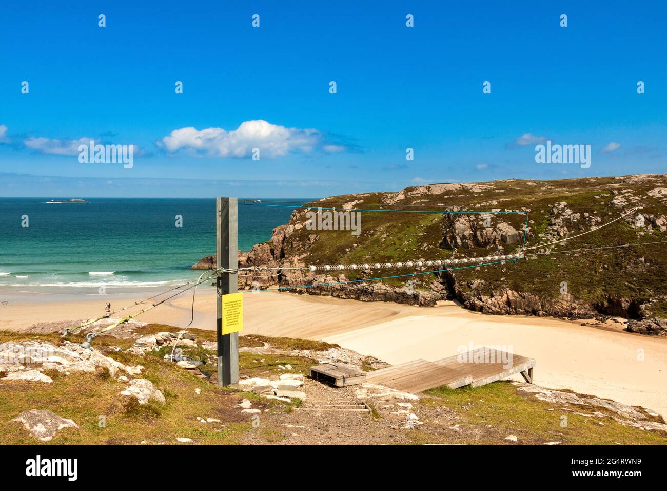 DURNESS SUTHERLAND SCOTLAND CEANNABEINNE BEACH THE ZIPLINE SPANNING THE ...