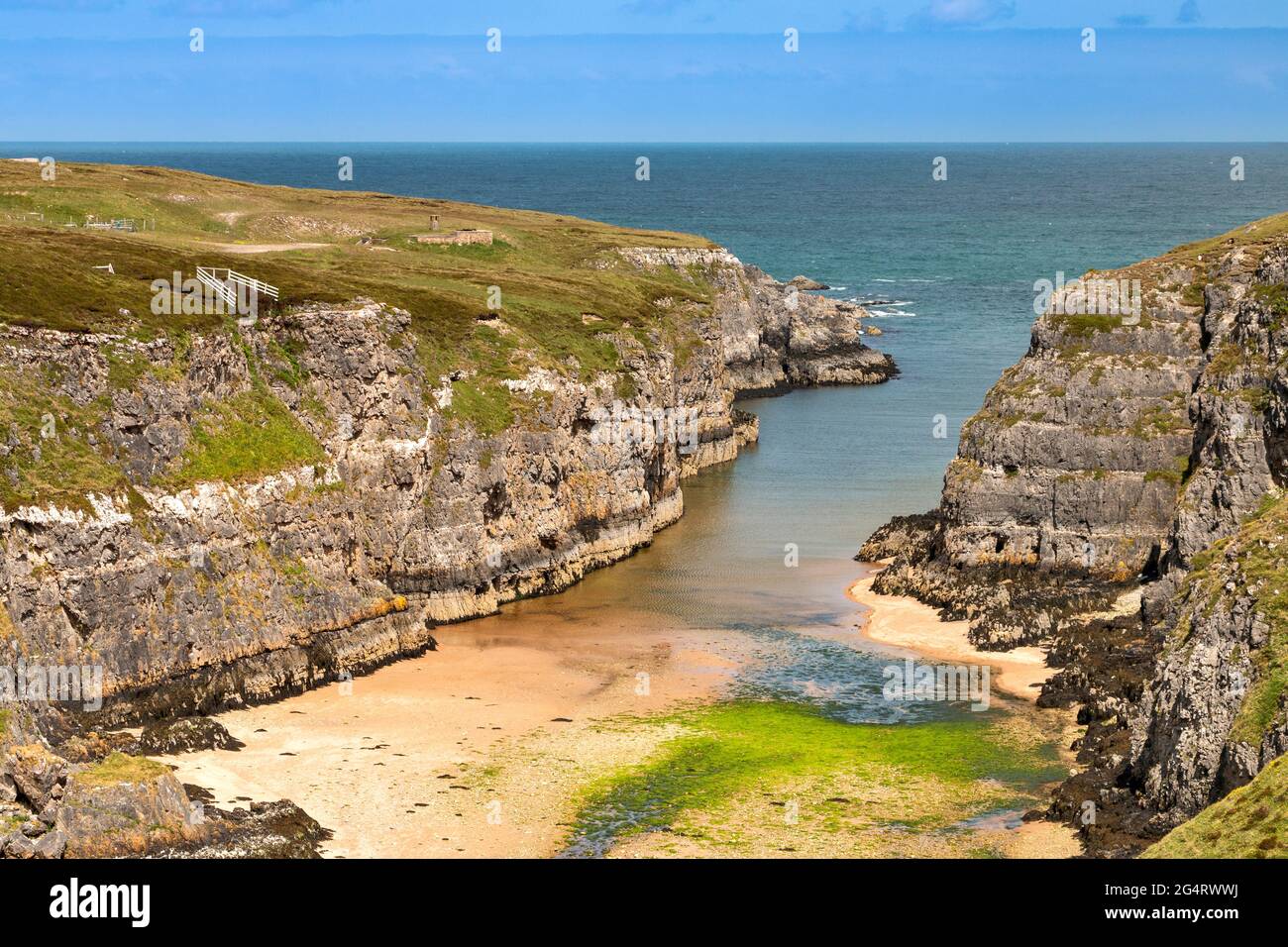 DURNESS SUTHERLAND SCOTLAND THE BEACH AT LOW TIDE BETWEEN THE CLIFFS AT ...