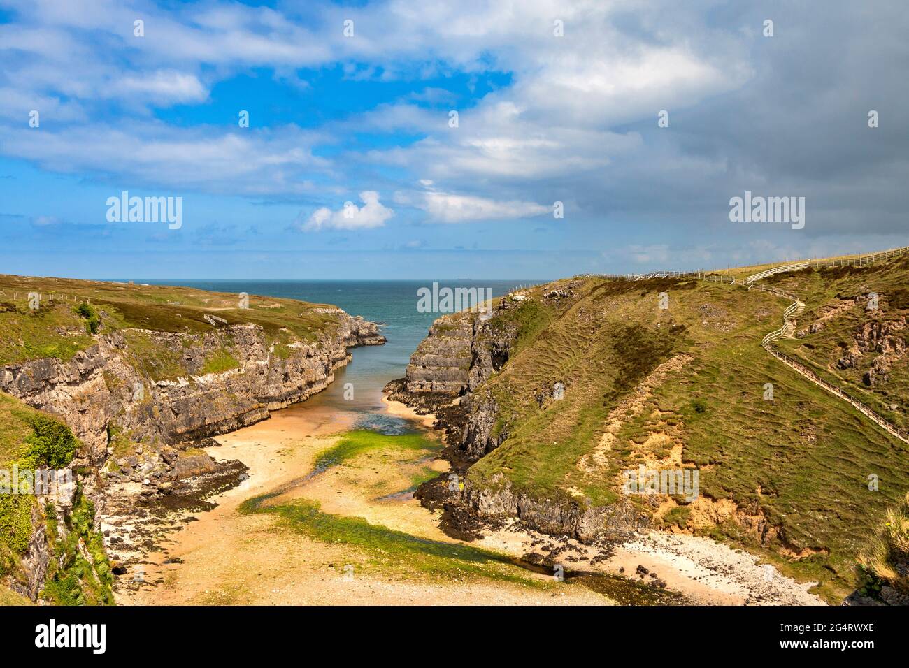 DURNESS SUTHERLAND SCOTLAND THE BEACH BETWEEN THE CLIFFS AT SMOO CAVE ...
