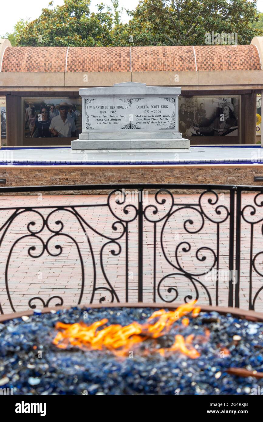 grave and flames at the Martin Luther King memorial center in Atlanta ...