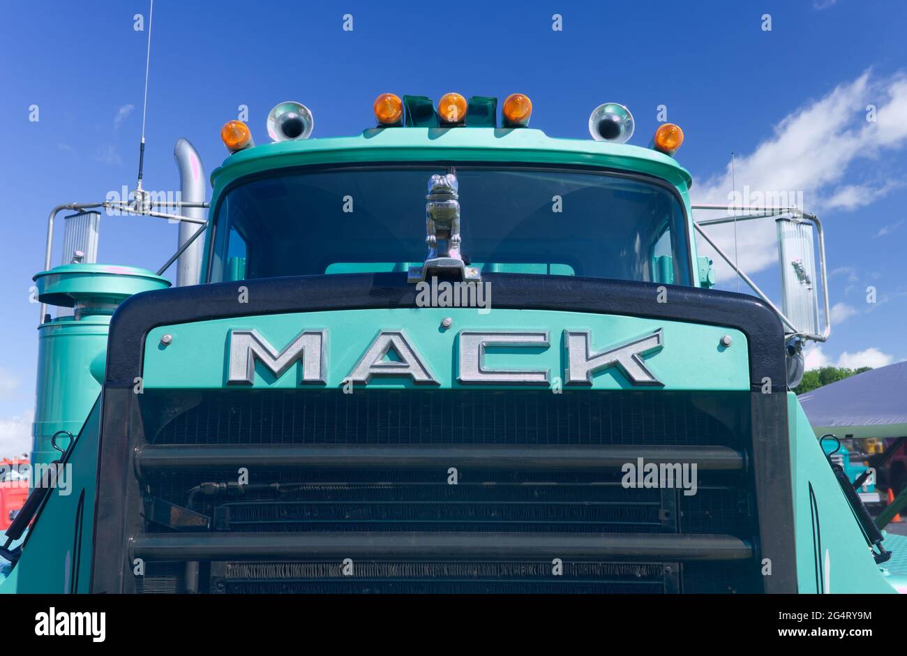 Mack truck logo hi-res stock photography and images - Alamy
