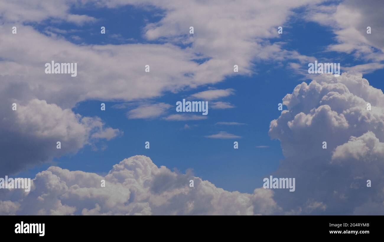 Blue sky with scattered cloud hi-res stock photography and images - Alamy