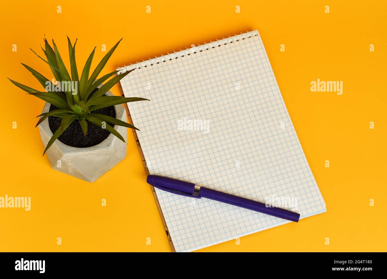 Office notepad hi-res stock photography and images - Alamy