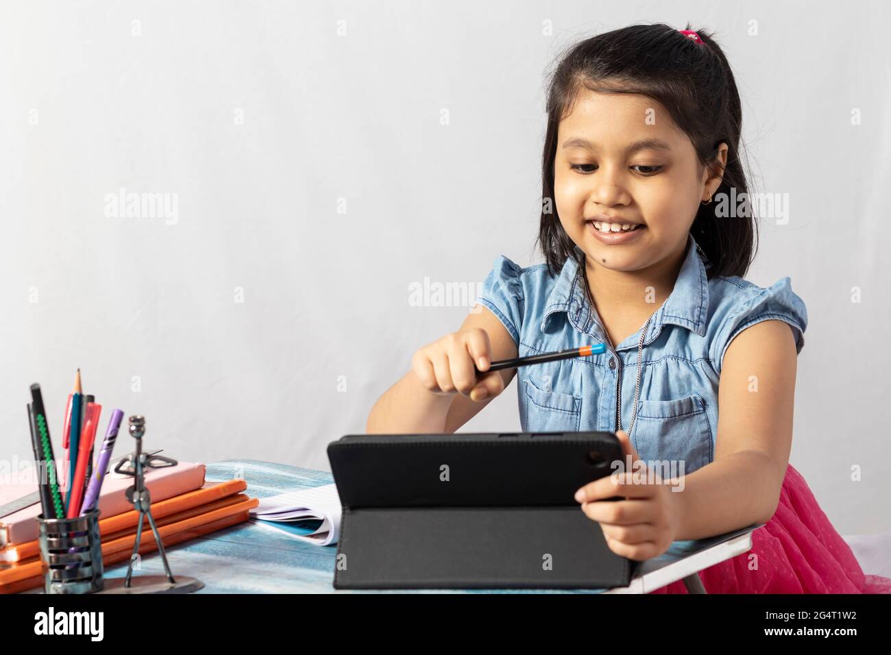 Kids attending online class hi-res stock photography and images - Alamy