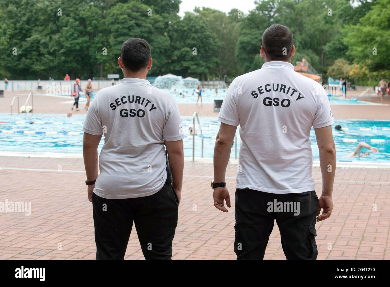 Stand swimming pools hi-res stock photography and images - Alamy