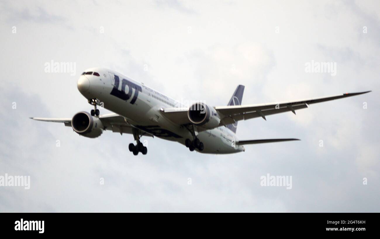 LOT Polish Airlines Boeing 787-9 Dreamliner prepares for landing at ...
