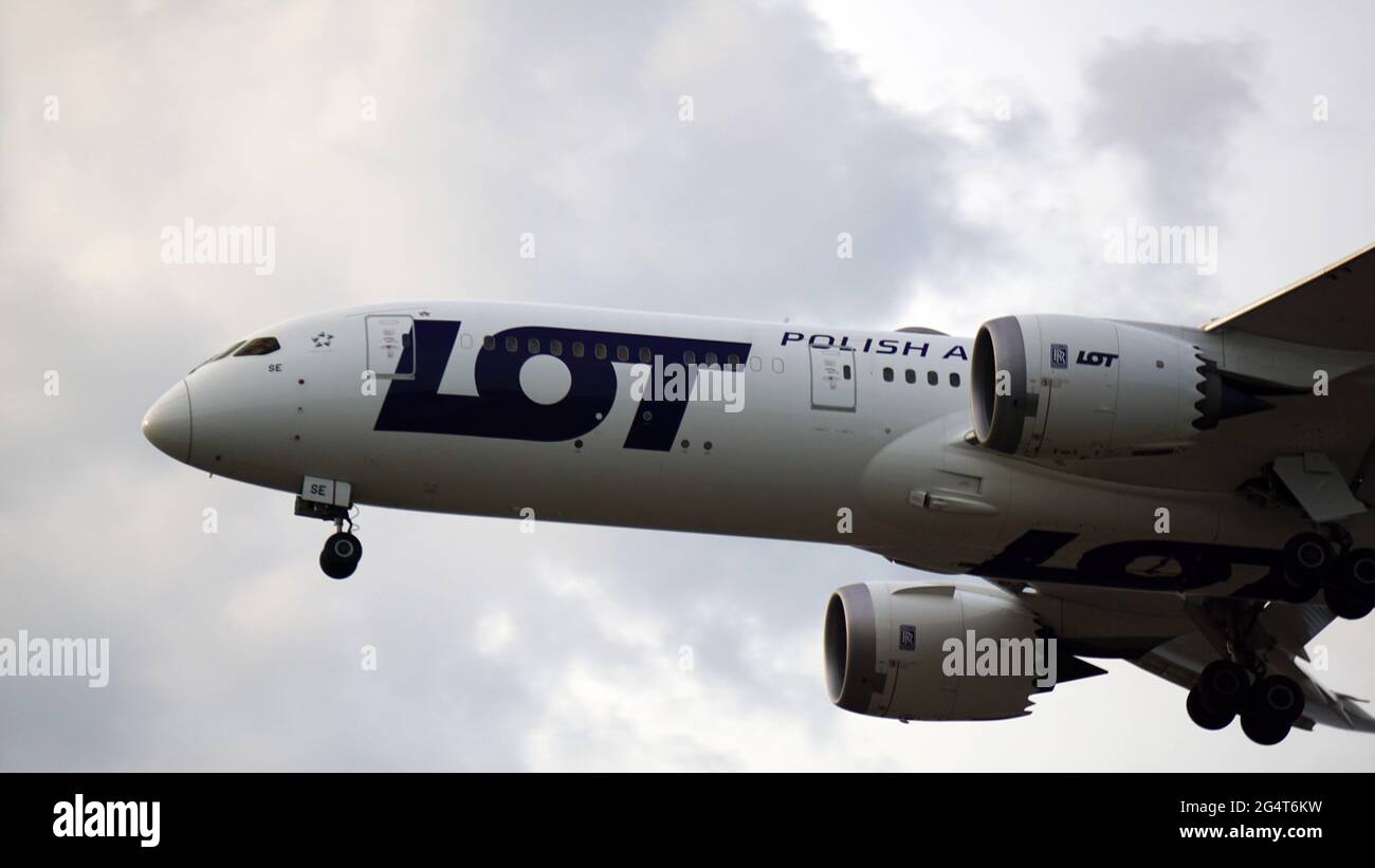 LOT Polish Airlines Boeing 787-9 Dreamliner prepares for landing at ...