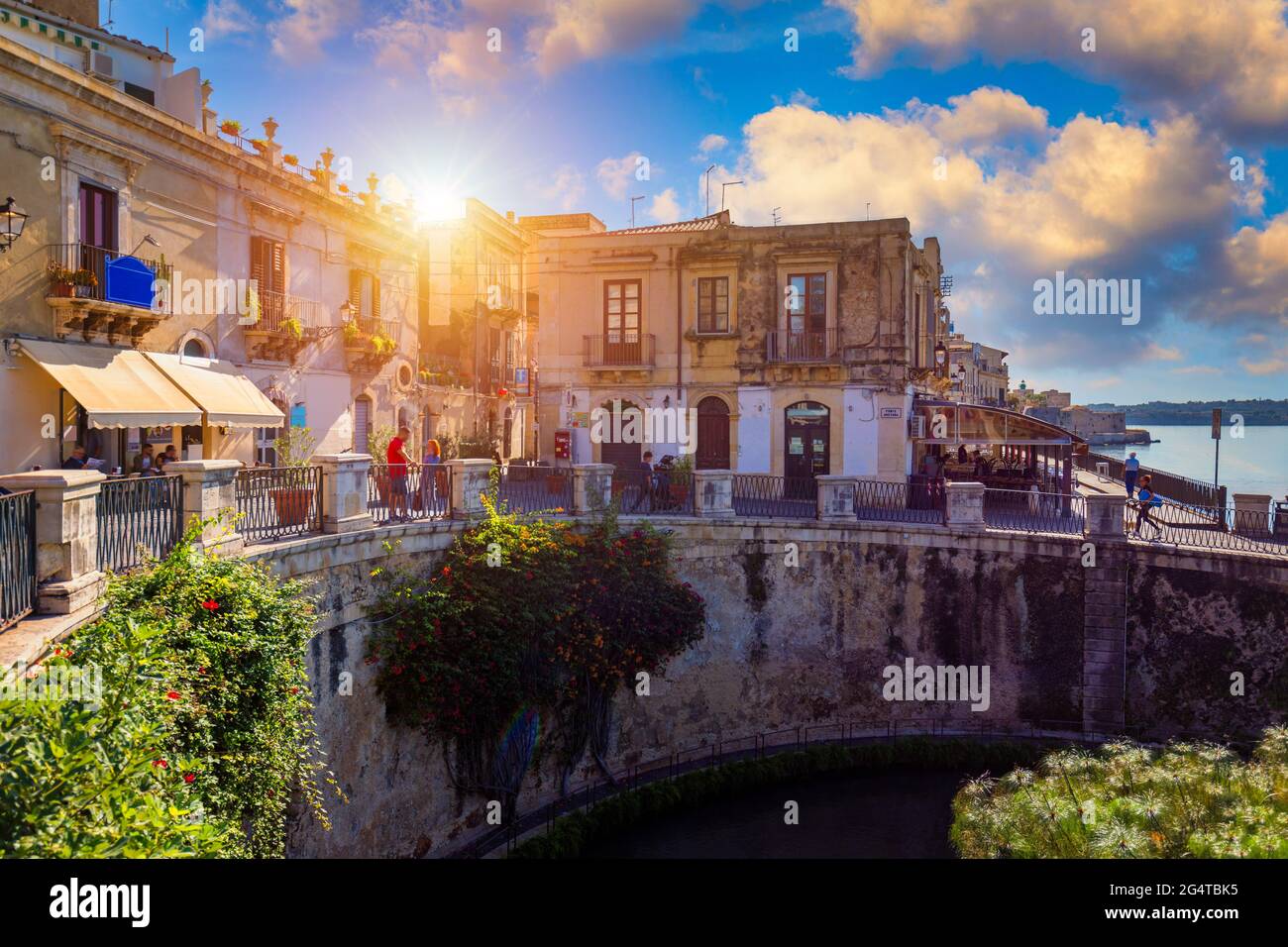 The Fountain of Arethusa and Siracusa (Syracuse) in a sunny summer day ...