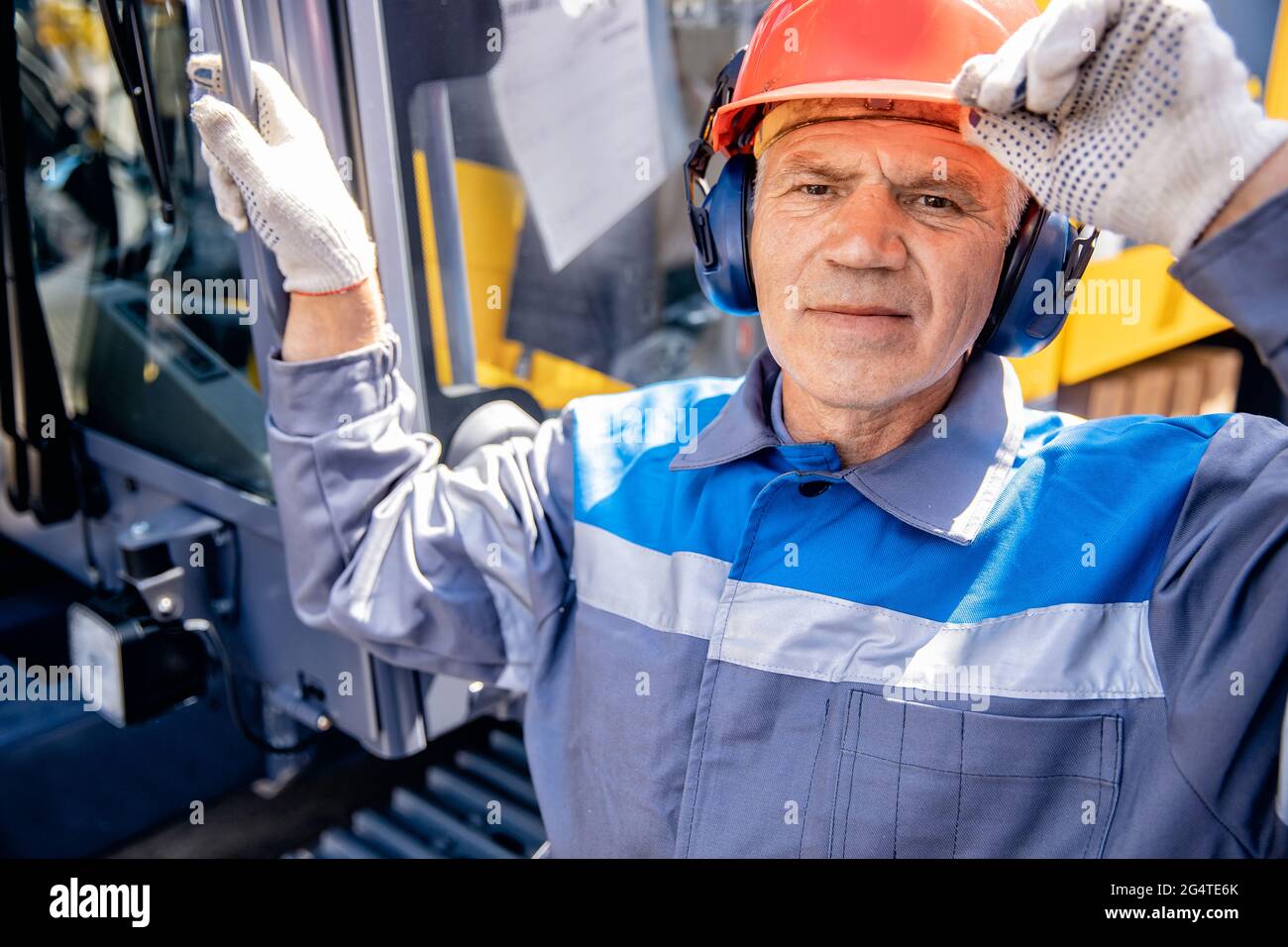 Portrait smile Industrial worker engineer old man in protective helmet ...