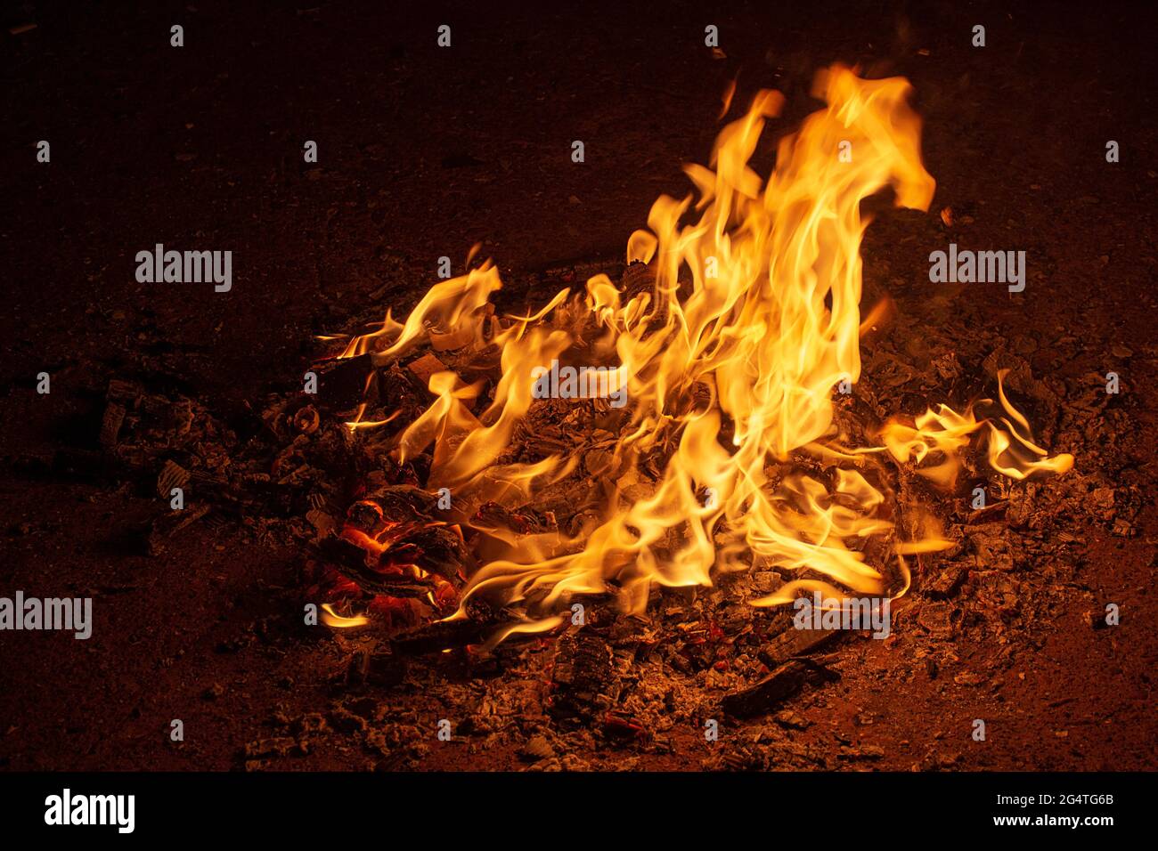 intense heat in flames of fire in a bonfire Stock Photo - Alamy
