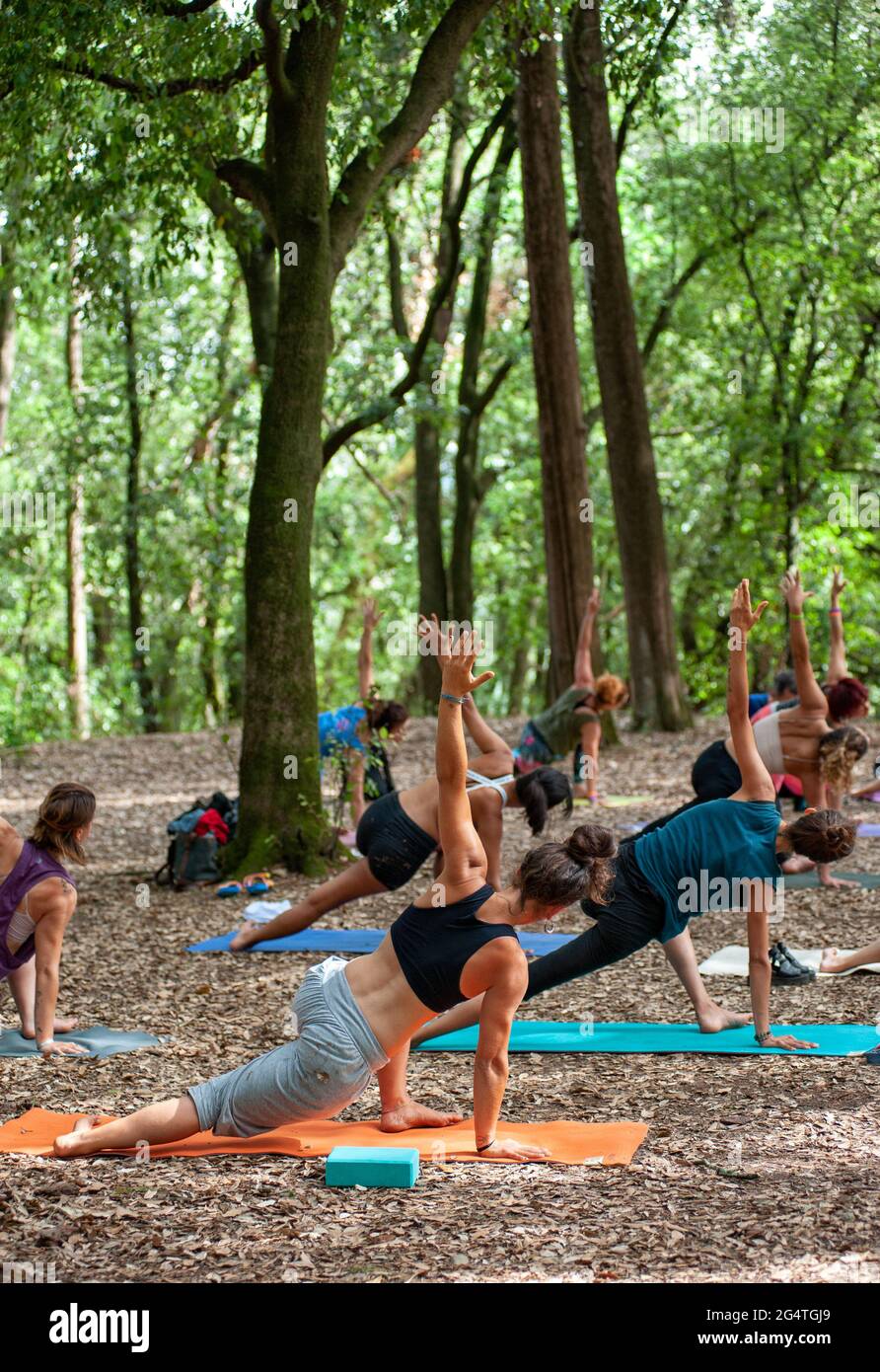 Girl doing yoga outdoor open hi-res stock photography and images - Alamy