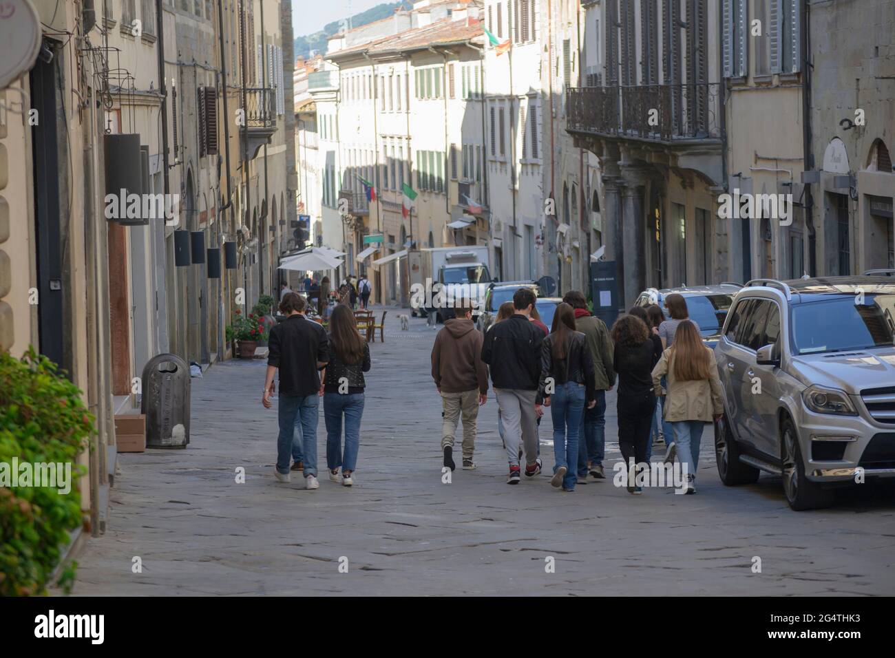Girls walking downtown High Resolution Stock Photography and Images - Alamy