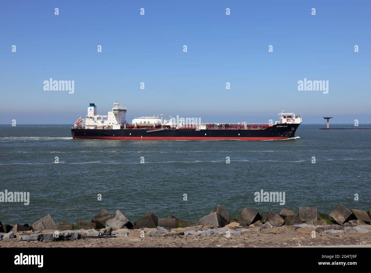 The shuttle tanker Altera Wave will reach the port of Rotterdam on May ...