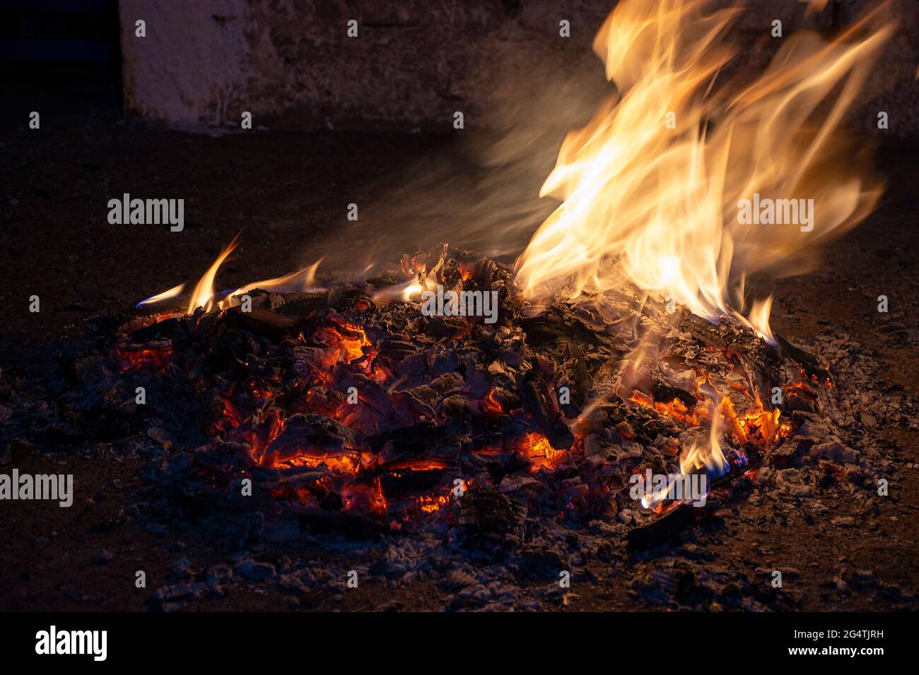 intense heat in flames of fire in a bonfire Stock Photo - Alamy