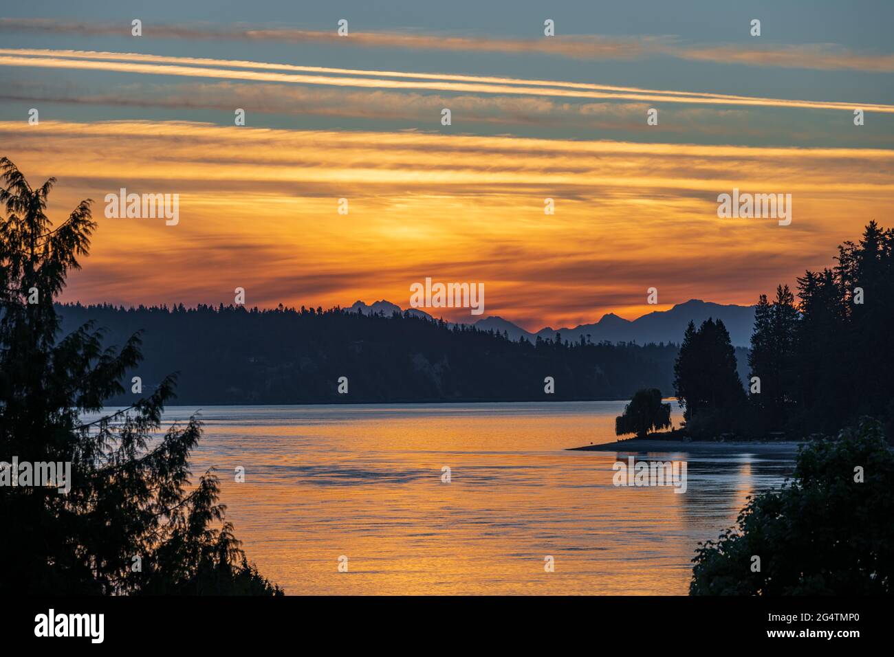 Sunrise sun reflecting on sea hi-res stock photography and images - Alamy