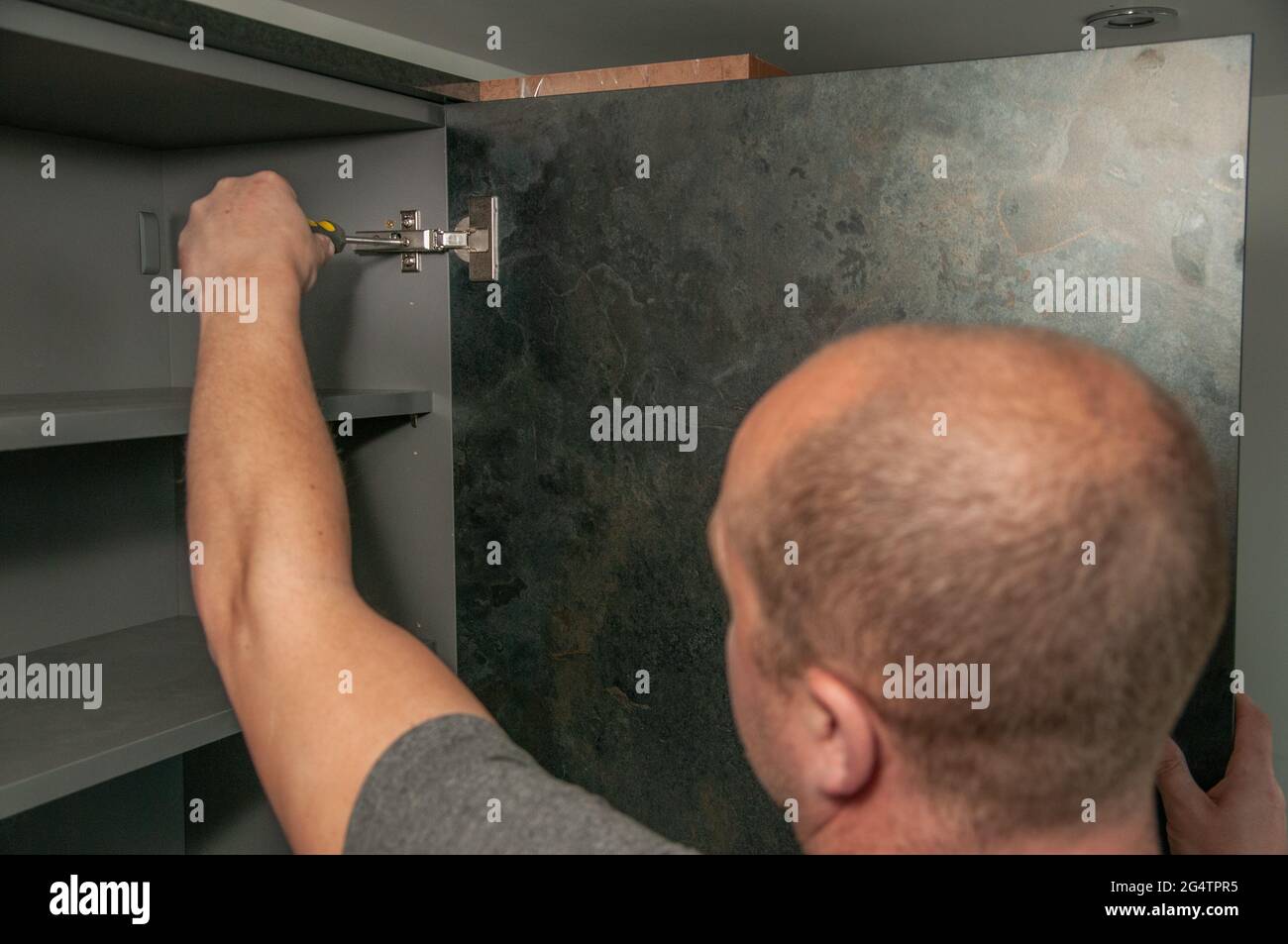 Kitchen fitter at work Stock Photo - Alamy