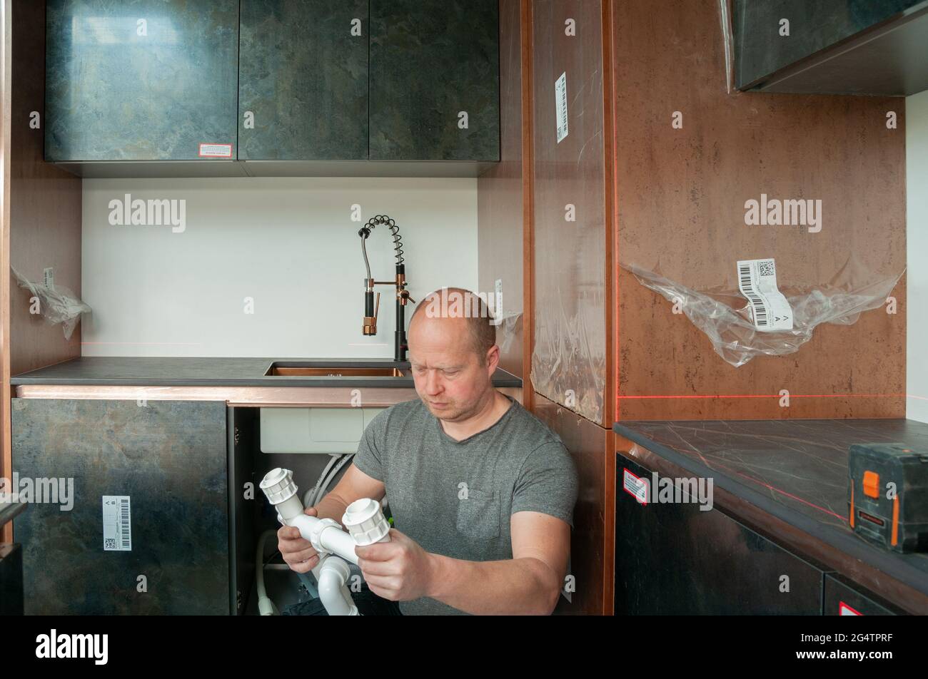 Kitchen fitter at work Stock Photo - Alamy