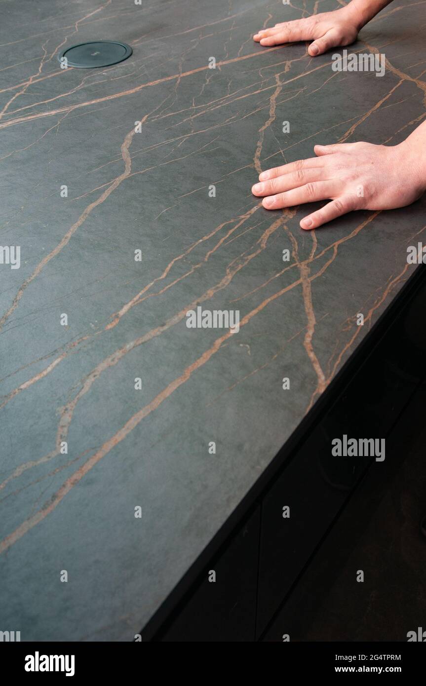 Kitchen fitter at work Stock Photo - Alamy