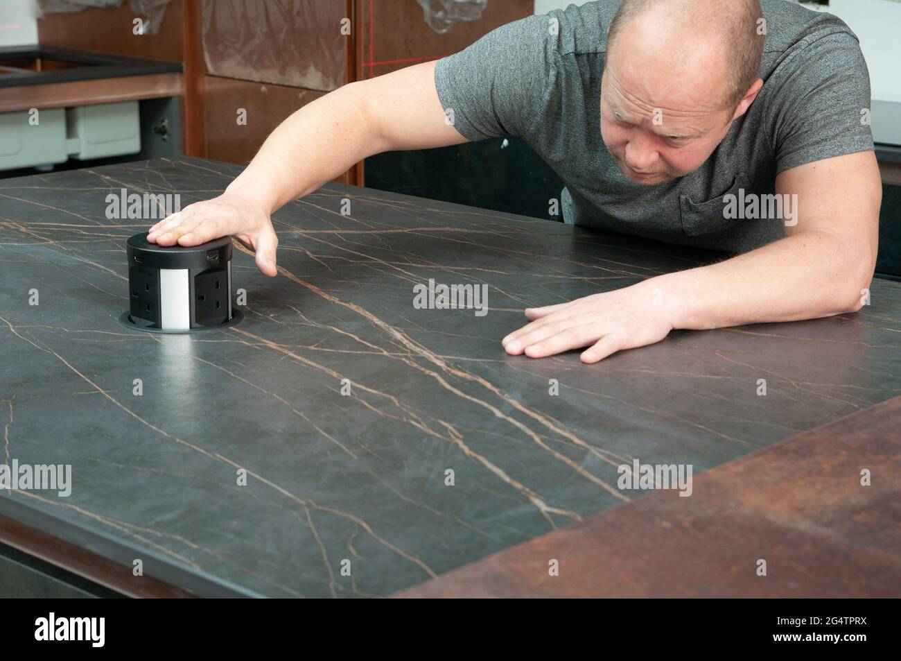 Kitchen fitter at work Stock Photo - Alamy