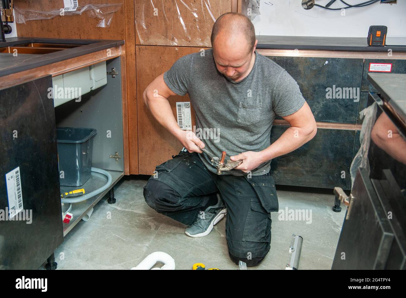 Kitchen fitter at work Stock Photo - Alamy