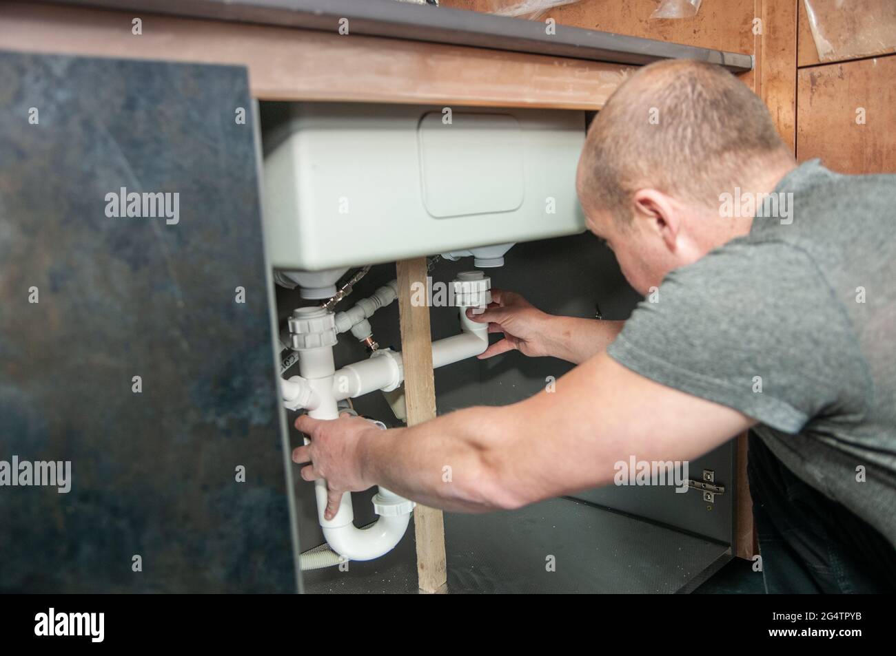 Kitchen fitter at work Stock Photo - Alamy