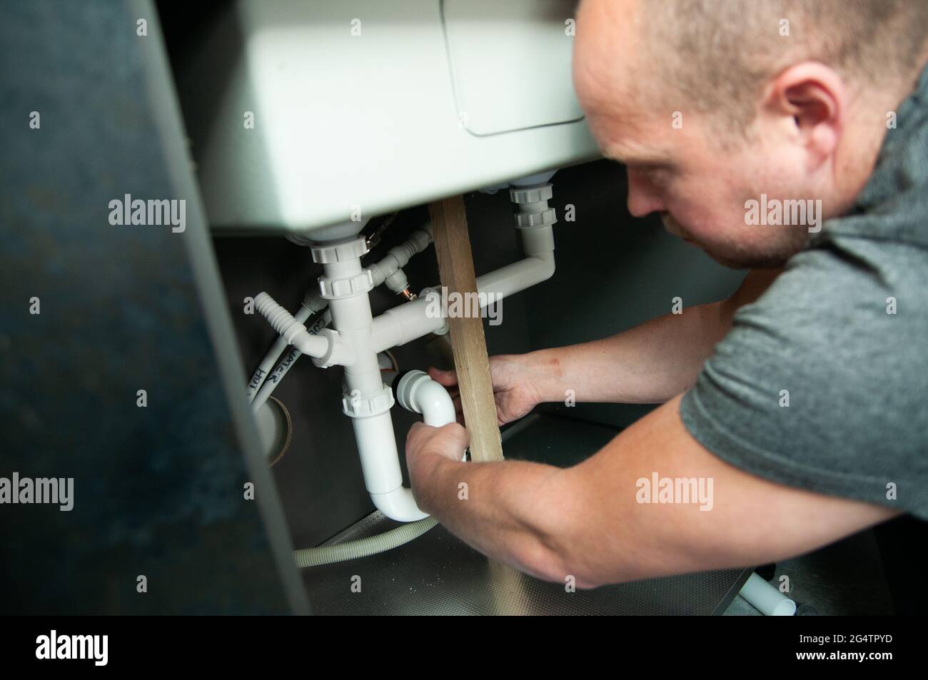Kitchen fitter at work Stock Photo - Alamy