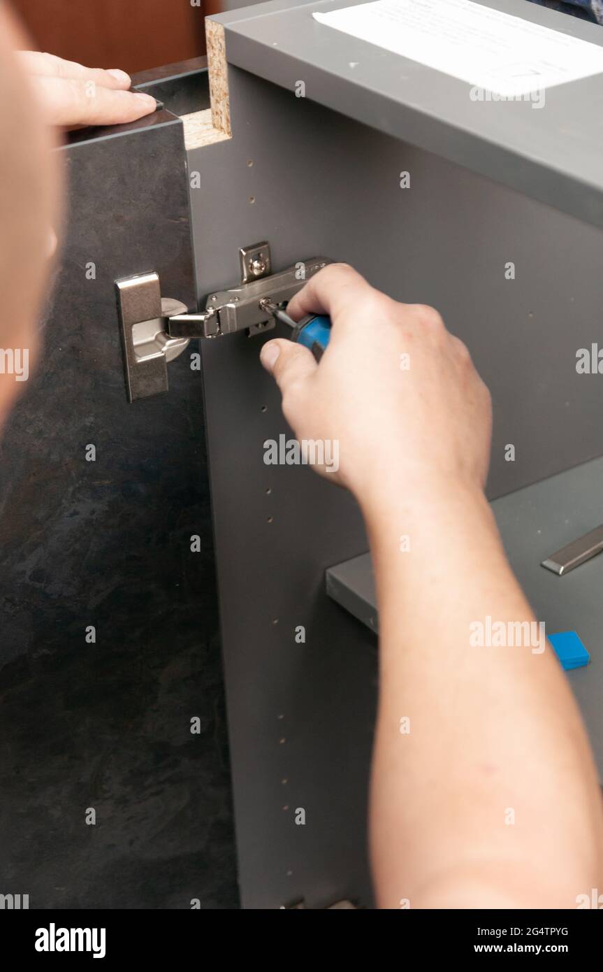 Kitchen fitter at work Stock Photo - Alamy