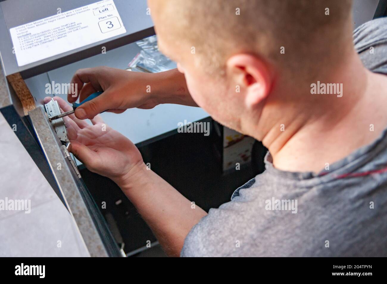 Kitchen fitter at work Stock Photo - Alamy