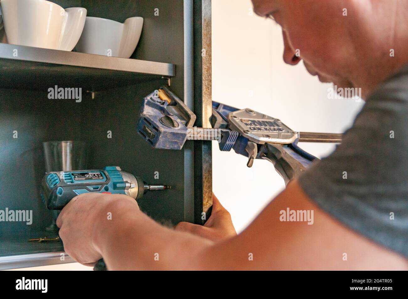 Kitchen fitter at work Stock Photo - Alamy