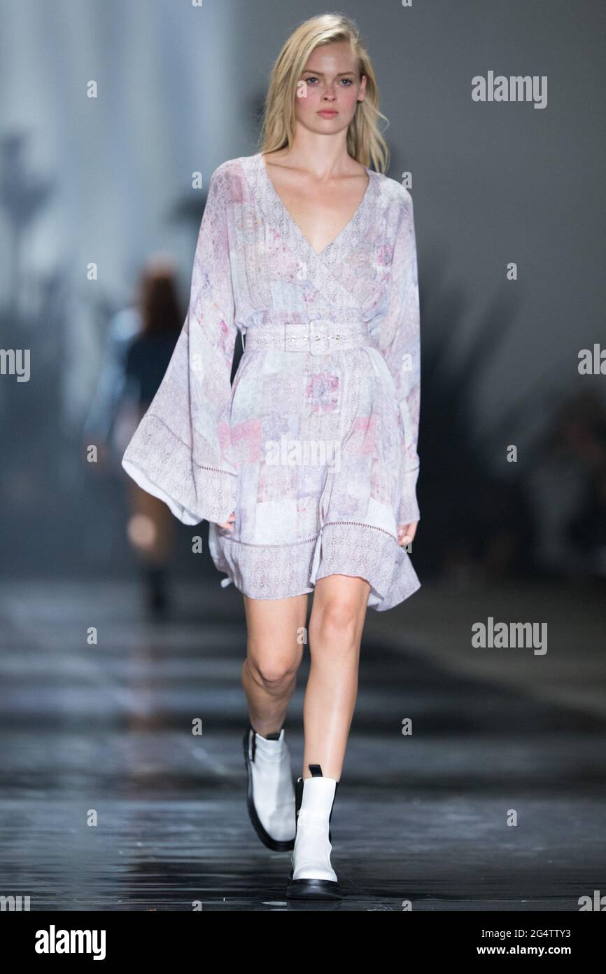 Australian fashion week 2021 women hi-res stock photography and images ...