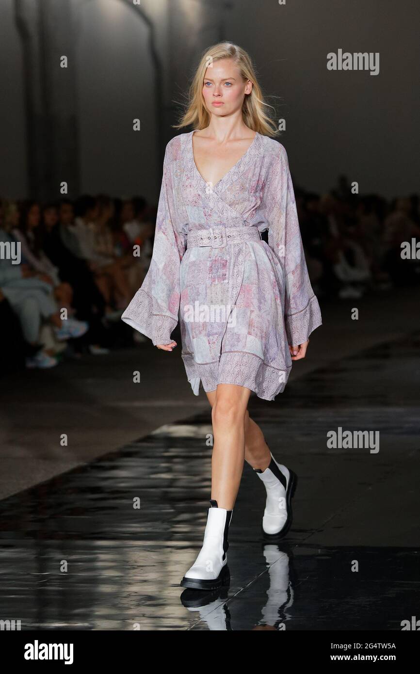 Runway fashion 1970s hi-res stock photography and images - Alamy