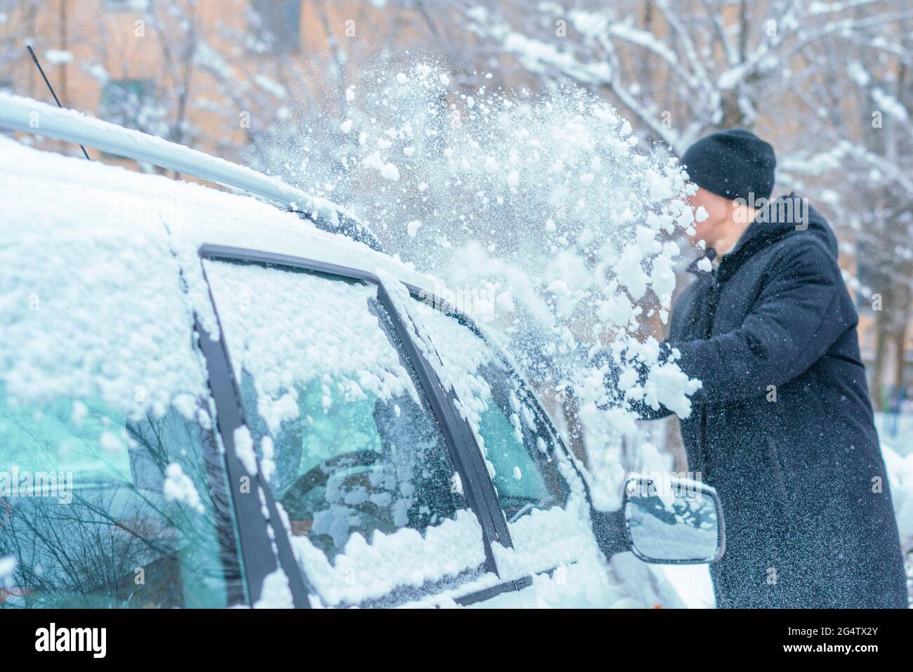 Man removing snow from car windshield hi-res stock photography and ...