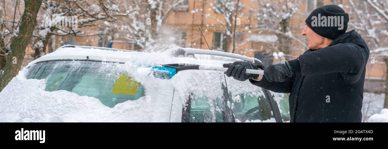 Clean the windshield hi-res stock photography and images - Alamy