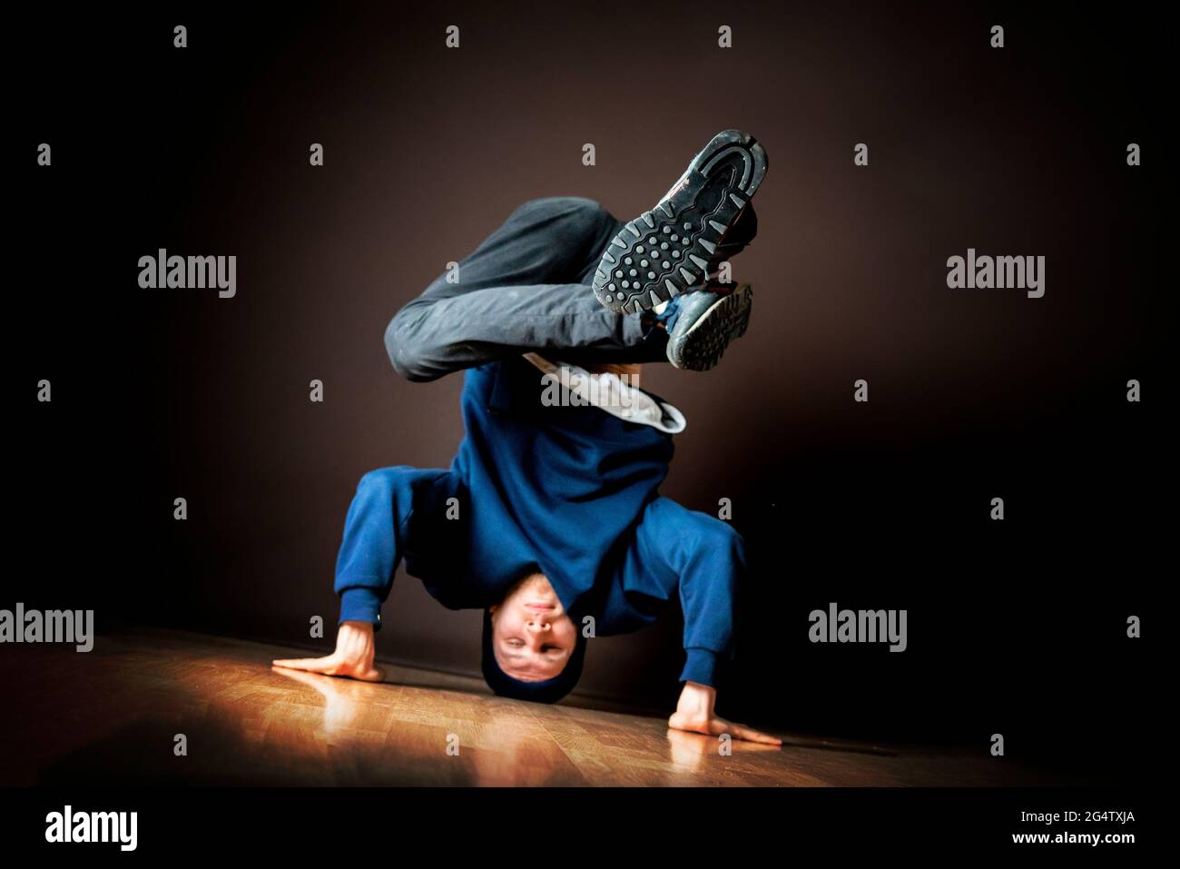 Dance dancer headstand male man hi-res stock photography and images - Alamy