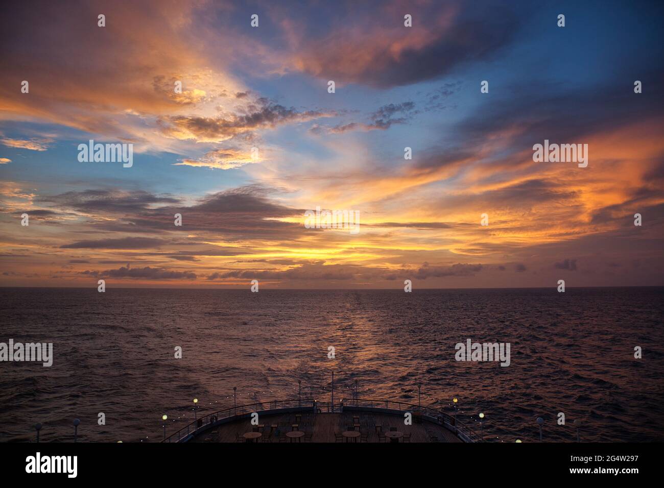 An Indian Ocean sunset from the stern of a cruise ship Stock Photo - Alamy
