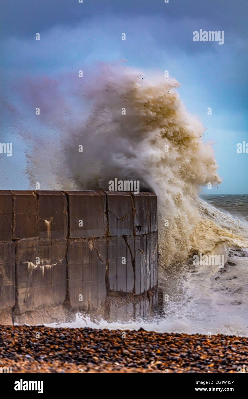 Waves hitting dock hi-res stock photography and images - Alamy