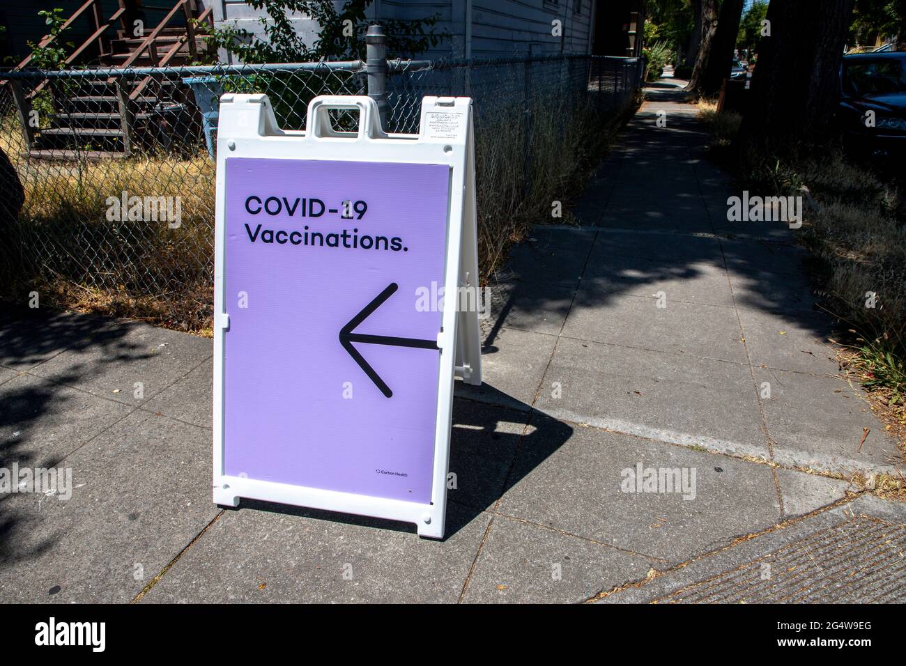 Sign pointing the way to the Covid-19 Vaccination Stations Stock Photo ...
