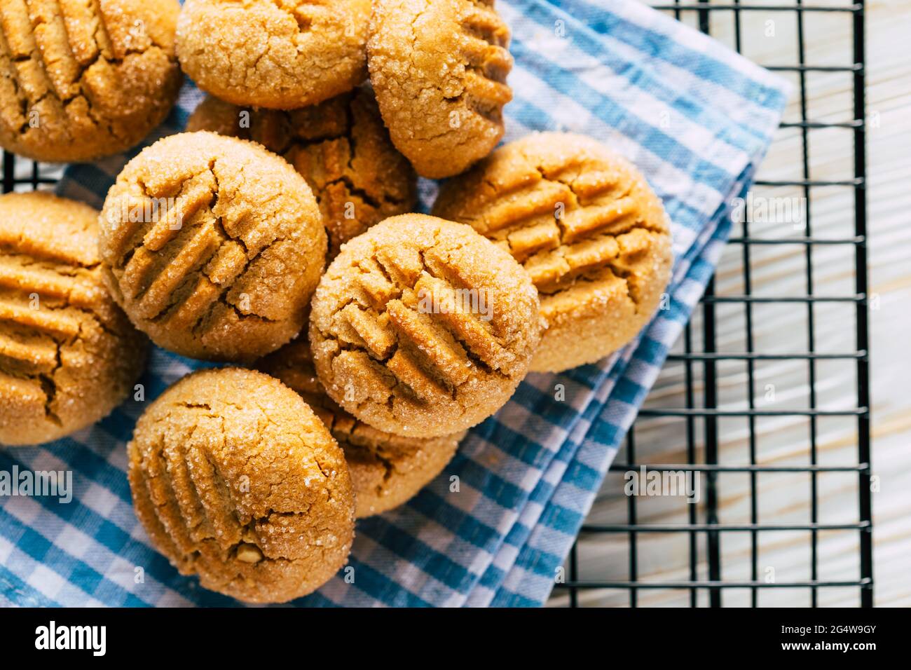 Black wire cooling rack hi-res stock photography and images - Alamy