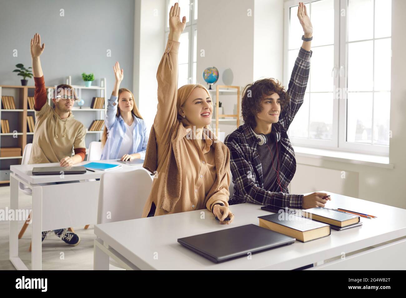 High school student raising hand hi-res stock photography and images - Alamy