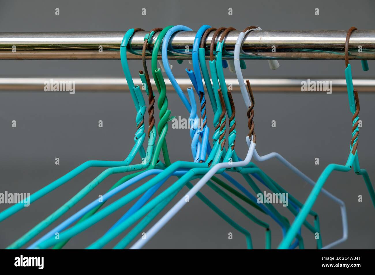 The old hanger group is arranged on the stainless steel bar of the ...