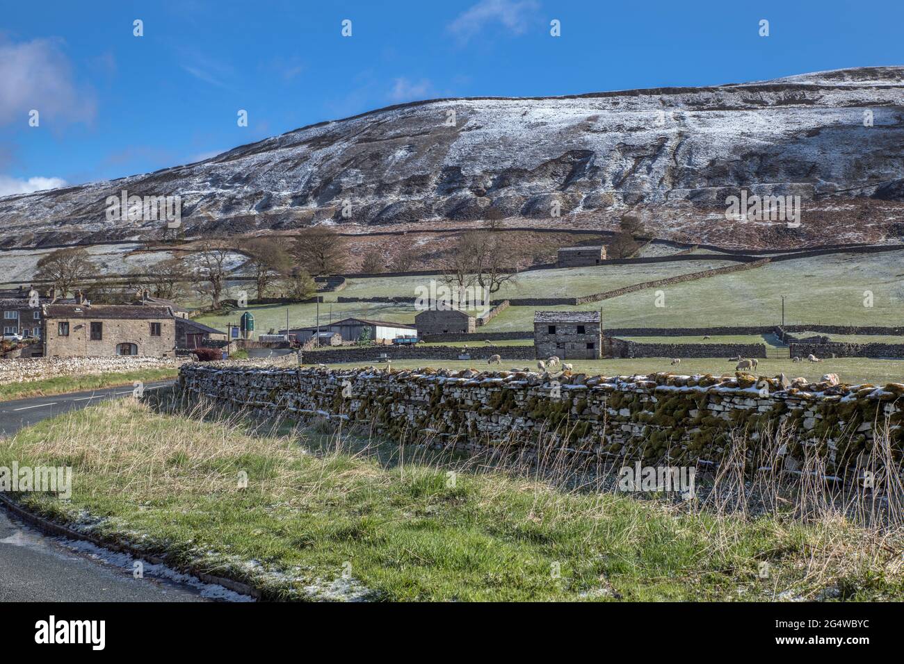 Road into Simonstone near Buttertb Pass in the Yorkshire Dales Stock ...