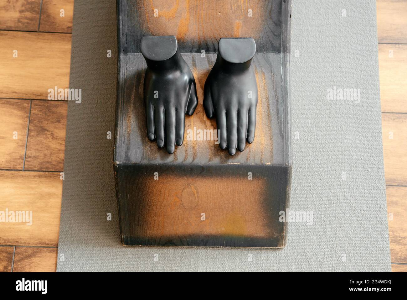 Backbend bench hi-res stock photography and images - Alamy