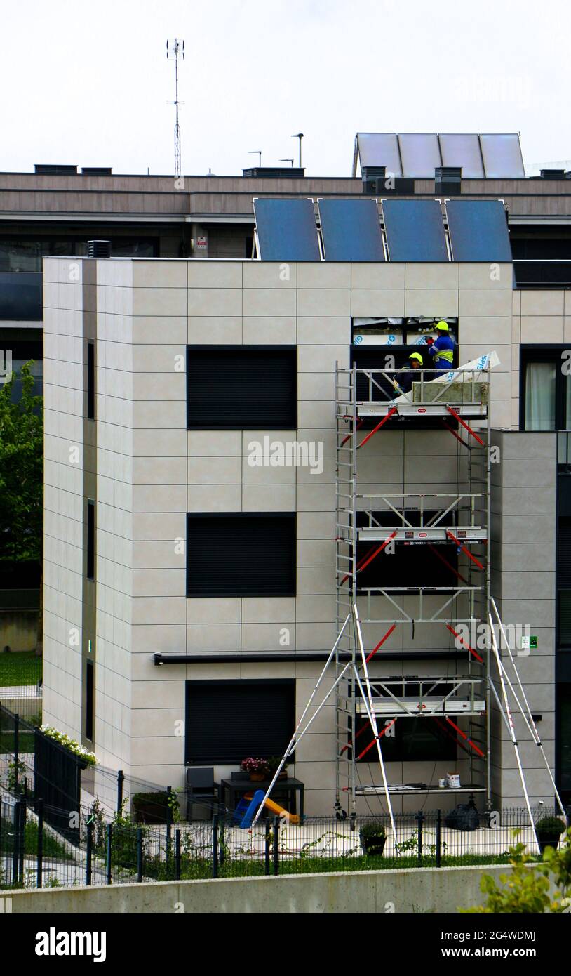 Workmen cladding construction hi-res stock photography and images - Alamy