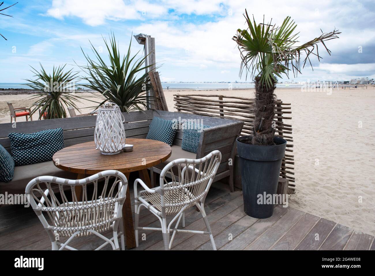 Restaurant table and chair on a beach by the sea Stock Photo - Alamy