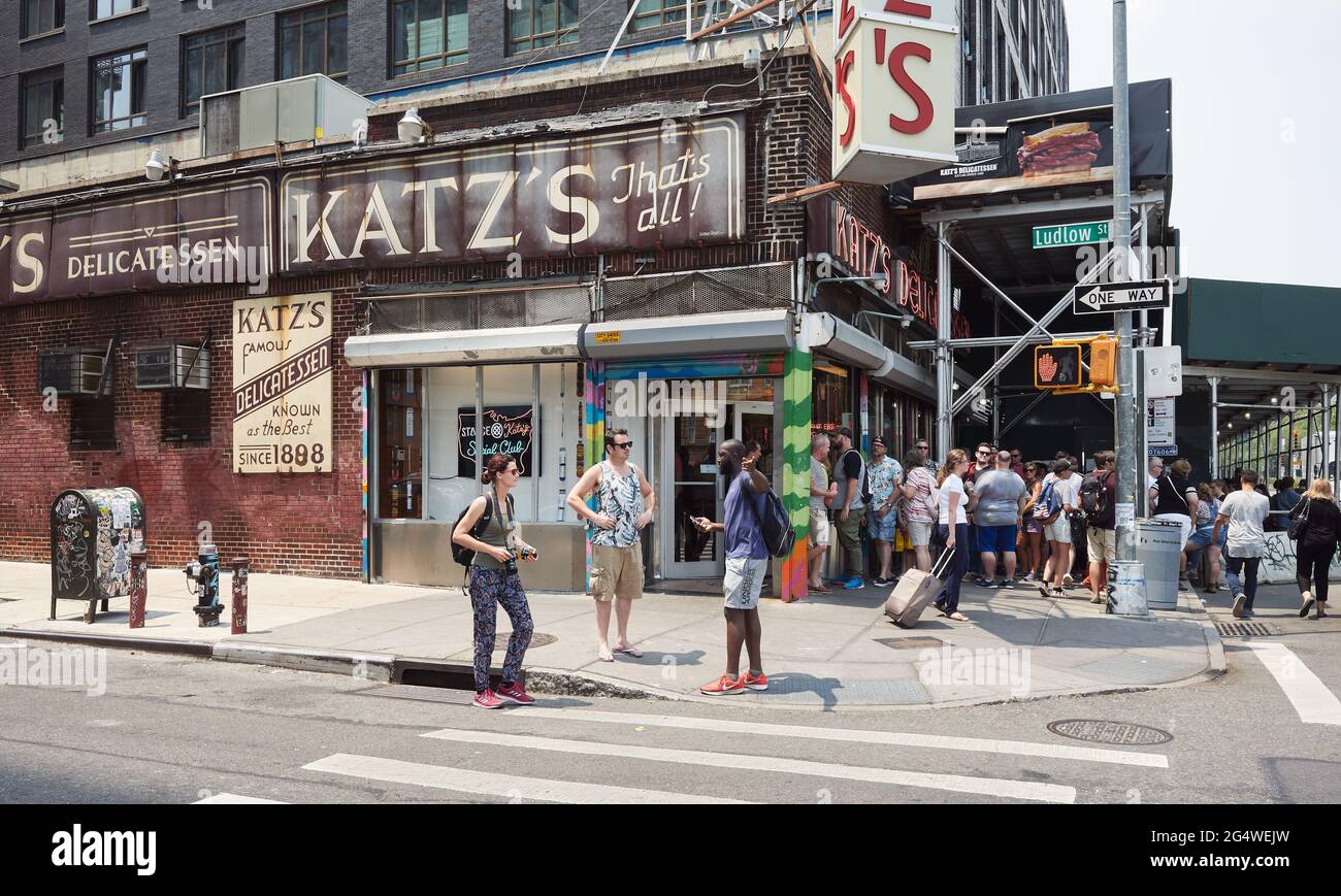 New York, USA - July 03, 2018: Queue in front of famous Katz ...
